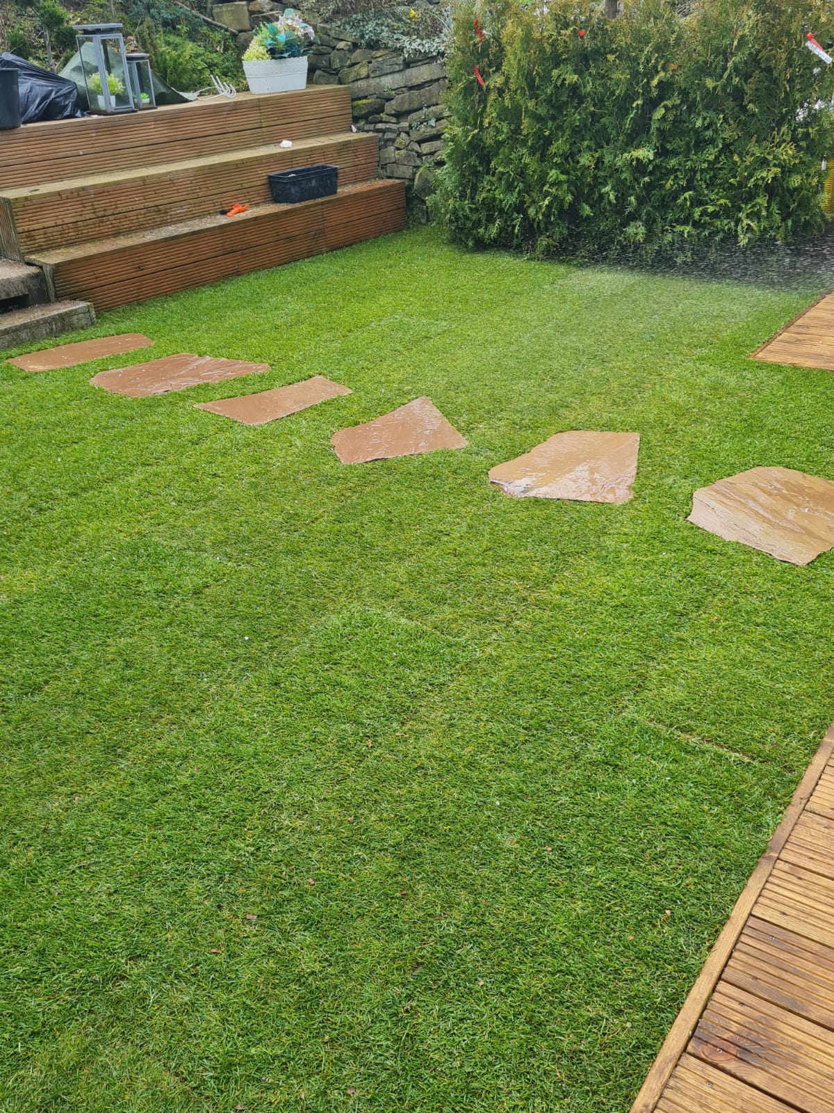 Neuer Rasen, neue Terasse, neuer Garten. – OLWA Garten- und Trockenbau